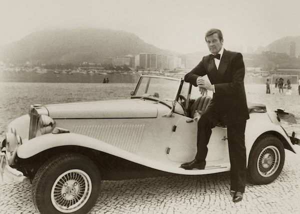 Roger Moore au volant (à l’écran) | Folles & Glorieuses
